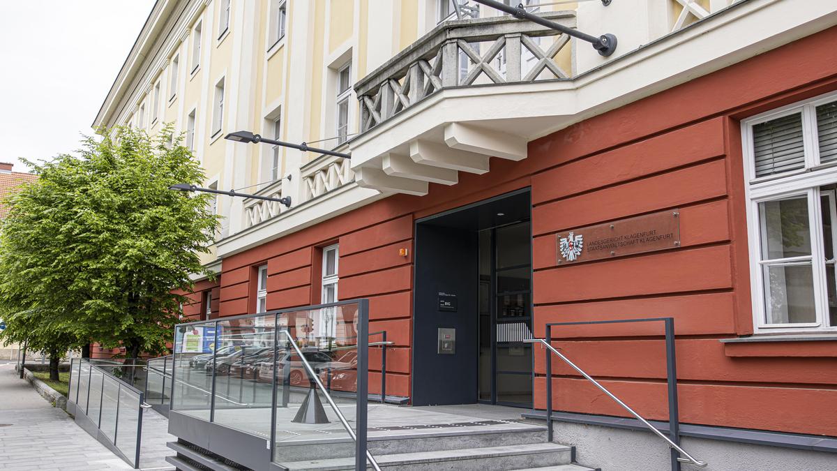 Zwölf Messerstiche: Messerattacke auf Nebenbuhler: Prozess in Klagenfurt gestartet